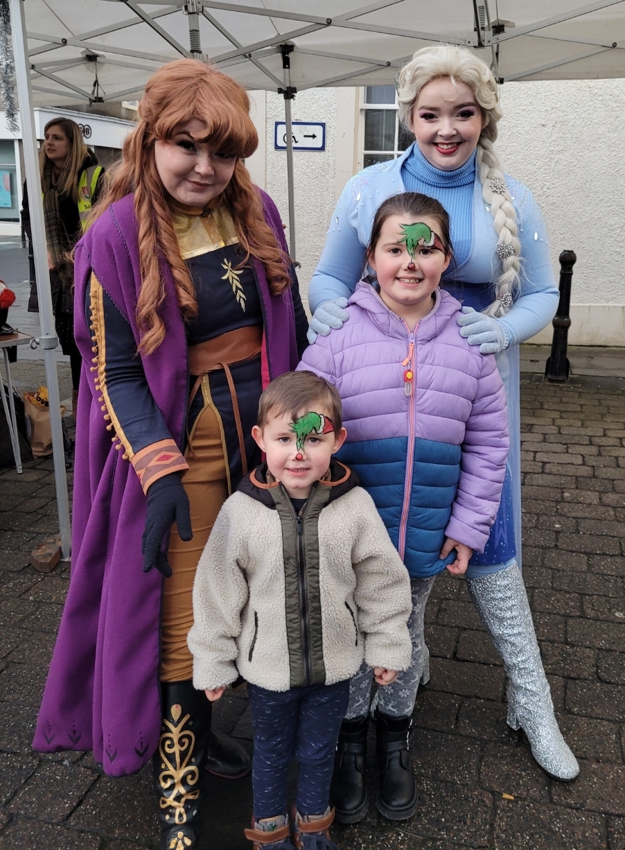 There's still time to WIN! > Send us your Frozen Princess Photos ...